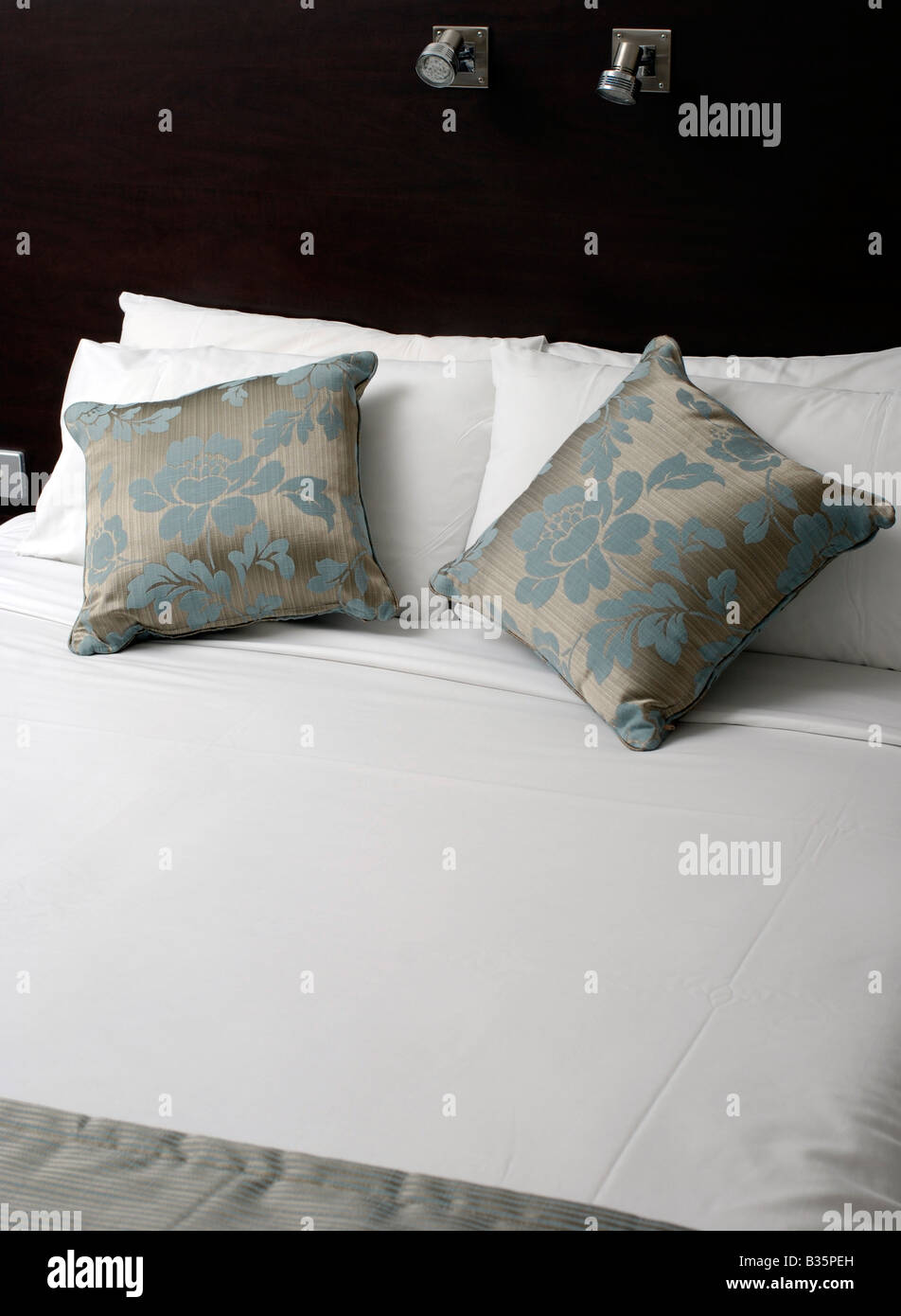 A freshly made bed in a hotel bedroom Stock Photo - Alamy
