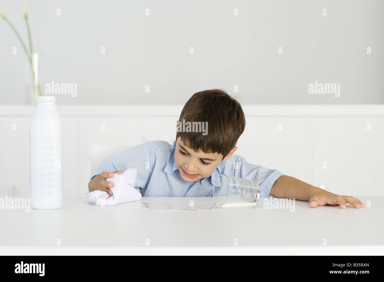 Child wiping up spill hi-res stock photography and images - Alamy