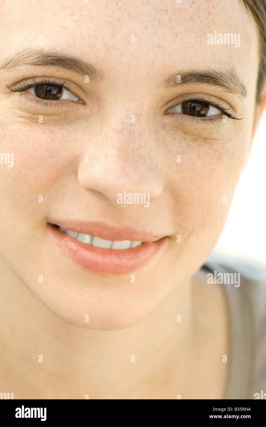 Young woman smiling at camera, portrait Stock Photo - Alamy