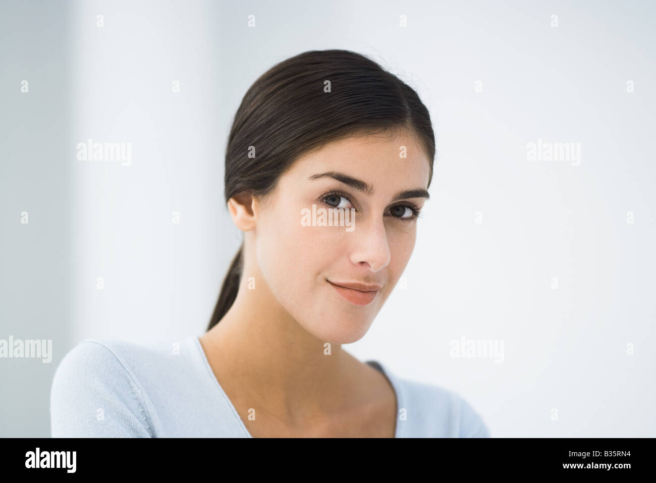 Woman smiling at camera, portrait Stock Photo - Alamy