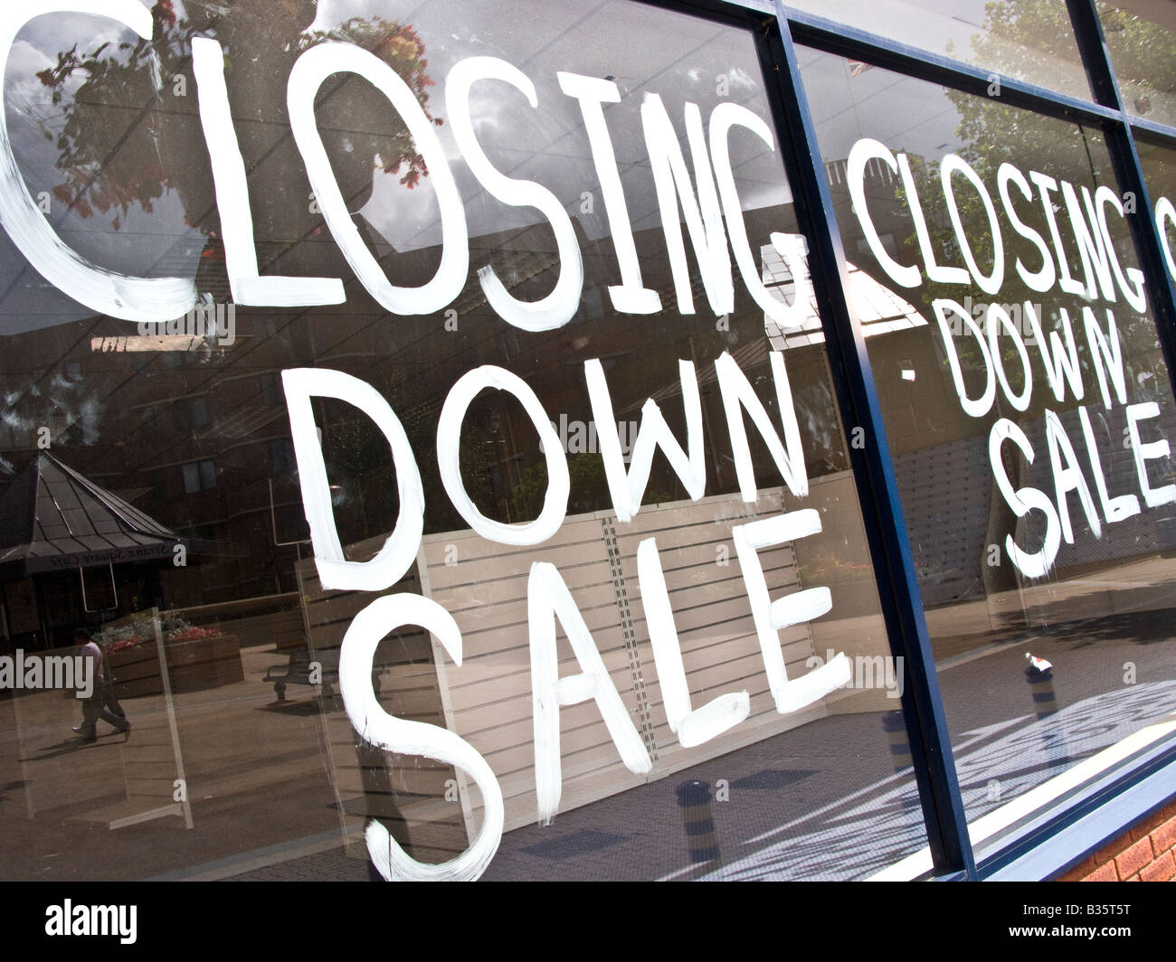 Closing Down Sign High Resolution Stock Photography and Images - Alamy
