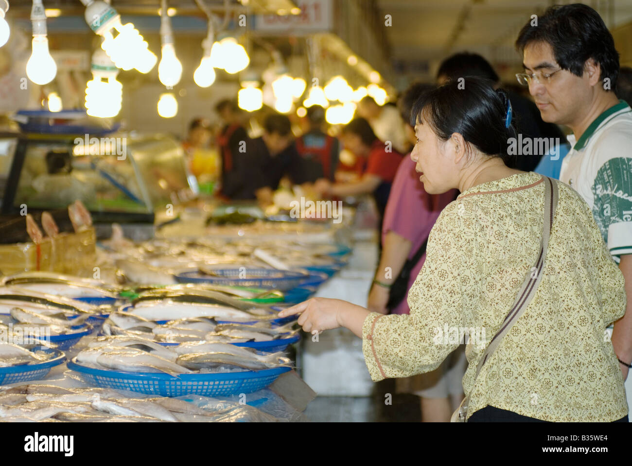 People shopping for fresh fish catch of the day, Taichung Fish Market ...