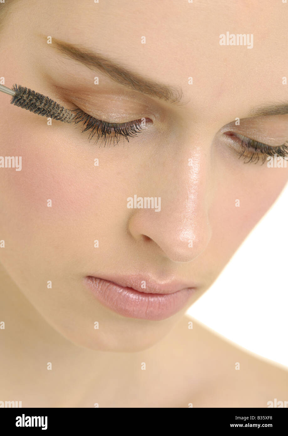Young woman applying mascara Stock Photo - Alamy