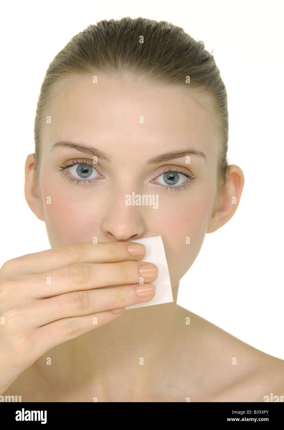 Portrait of a young woman applying face powder Stock Photo - Alamy