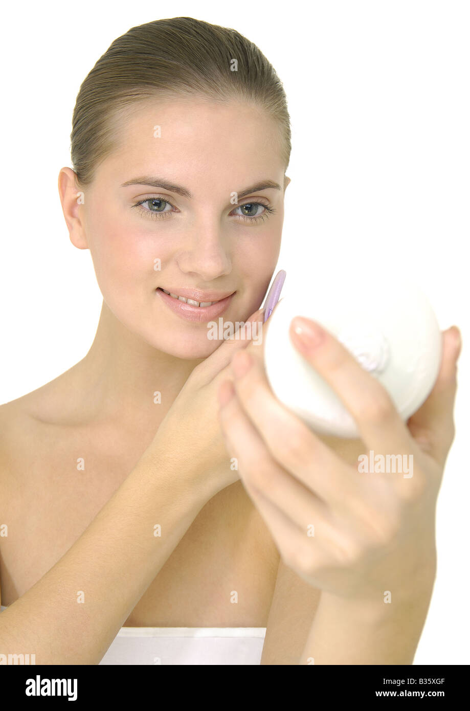 Young woman applying face powder Stock Photo - Alamy