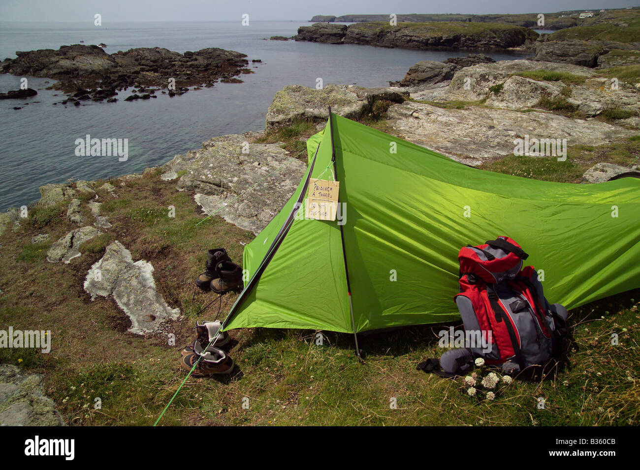 Green tent on cliff top hi-res stock photography and images - Alamy