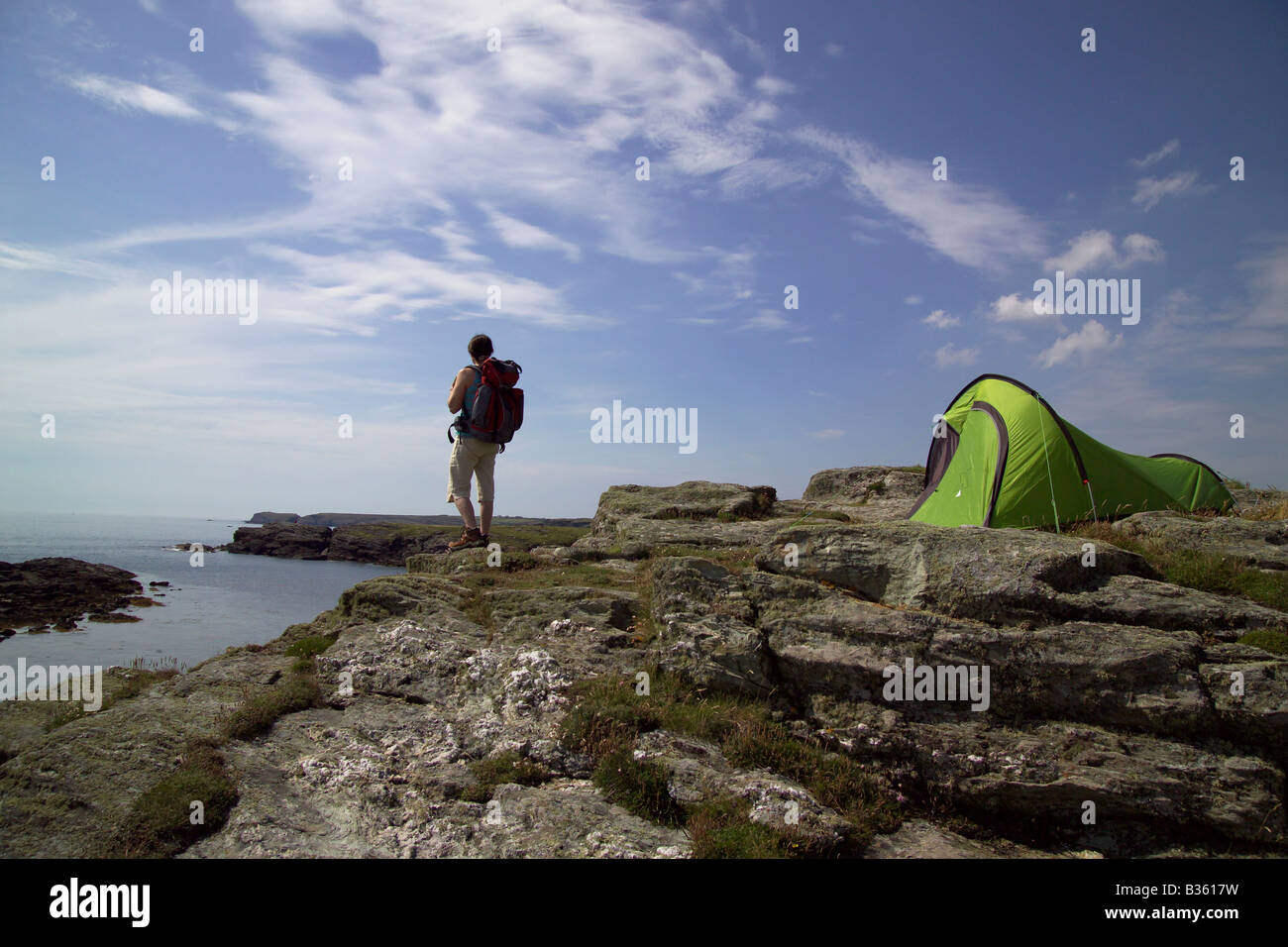 Green tent on cliff top hi-res stock photography and images - Alamy