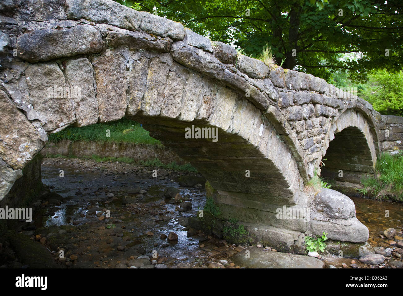 Pack Horse bridge at Wycoller crossing Wycoller beck Stock Photo - Alamy