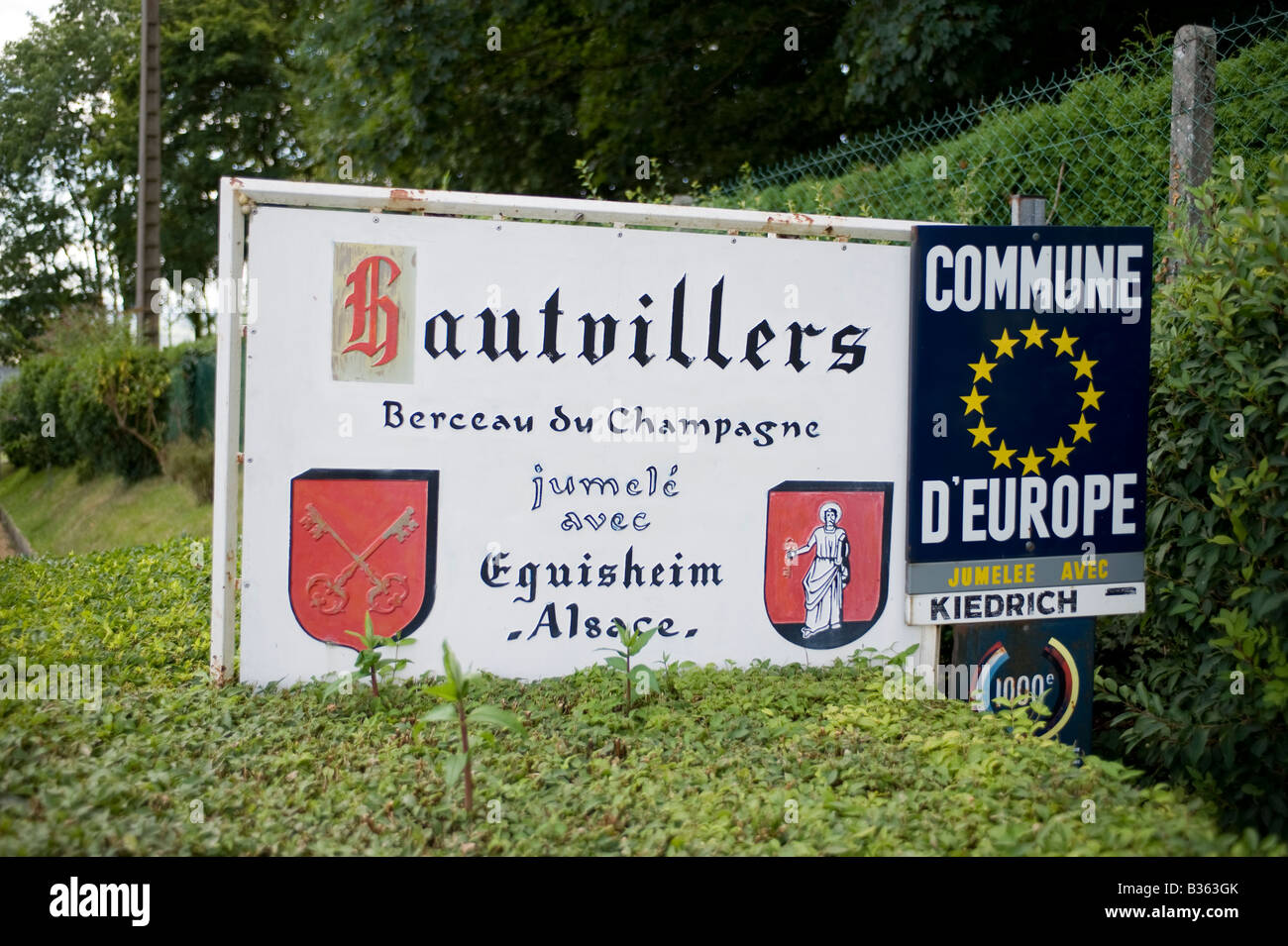 Village entrance sign hi-res stock photography and images - Alamy