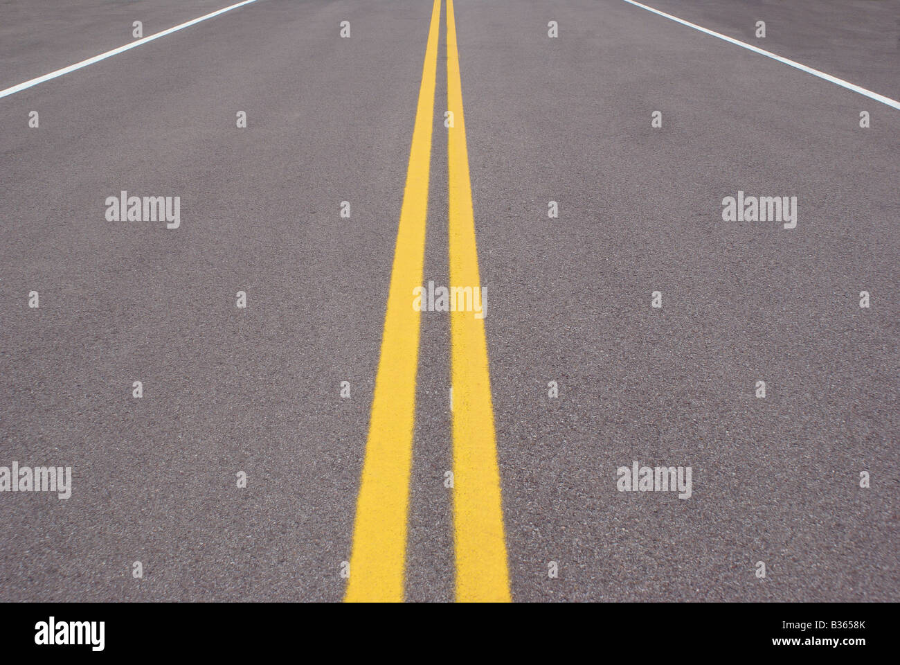 Yellow no passing lines hi-res stock photography and images - Alamy