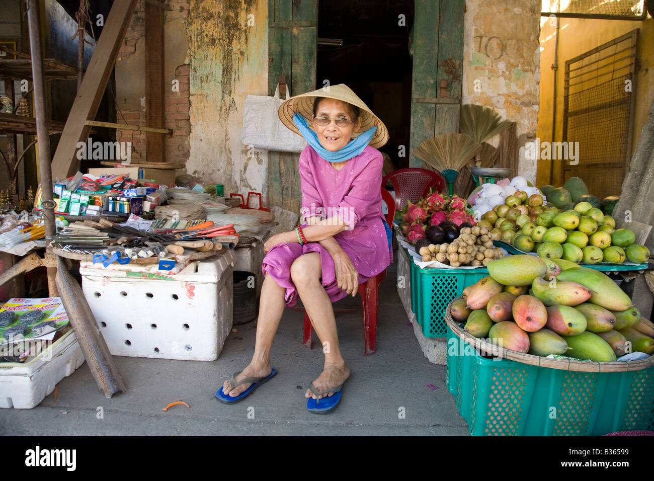 A lady runs her daily market stall in Vietnam Stock Photo - Alamy