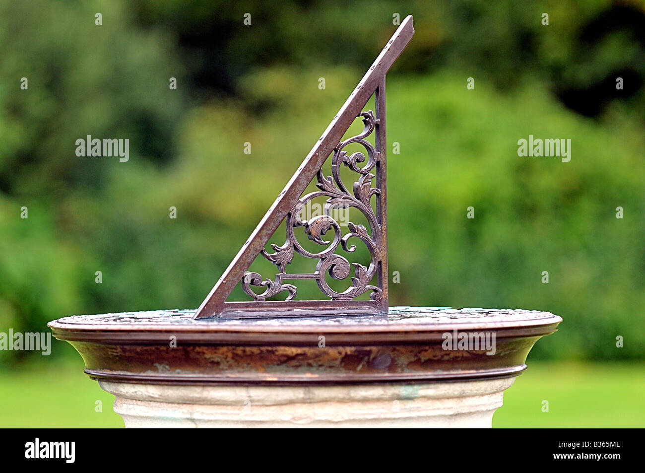 Sun dial at kew gardens Stock Photo - Alamy