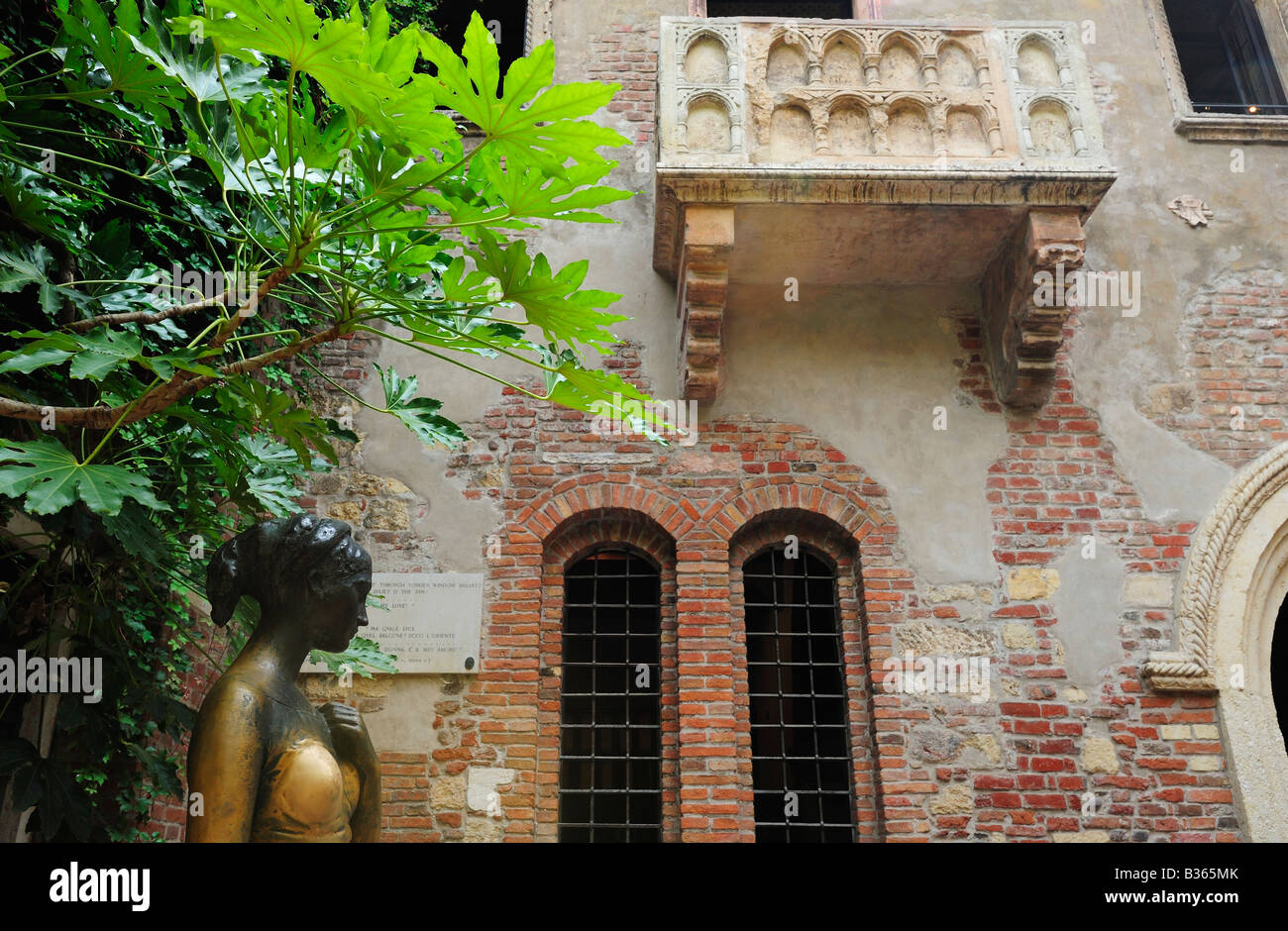 Juliet statue verona hi-res stock photography and images - Alamy