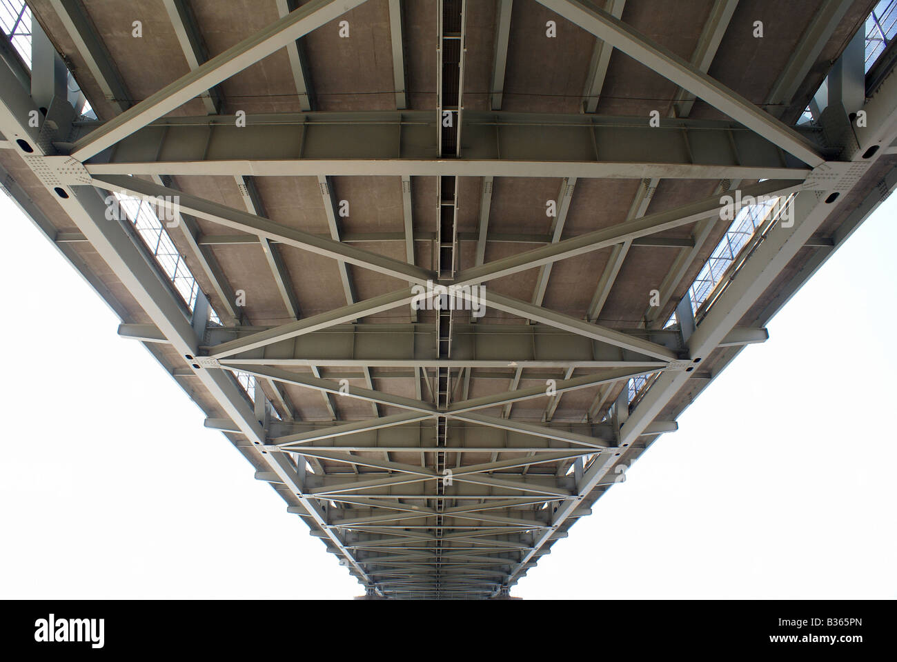 Underside of bridge hi-res stock photography and images - Alamy