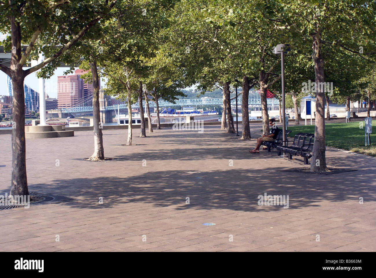Shady sitting bench hi-res stock photography and images - Alamy
