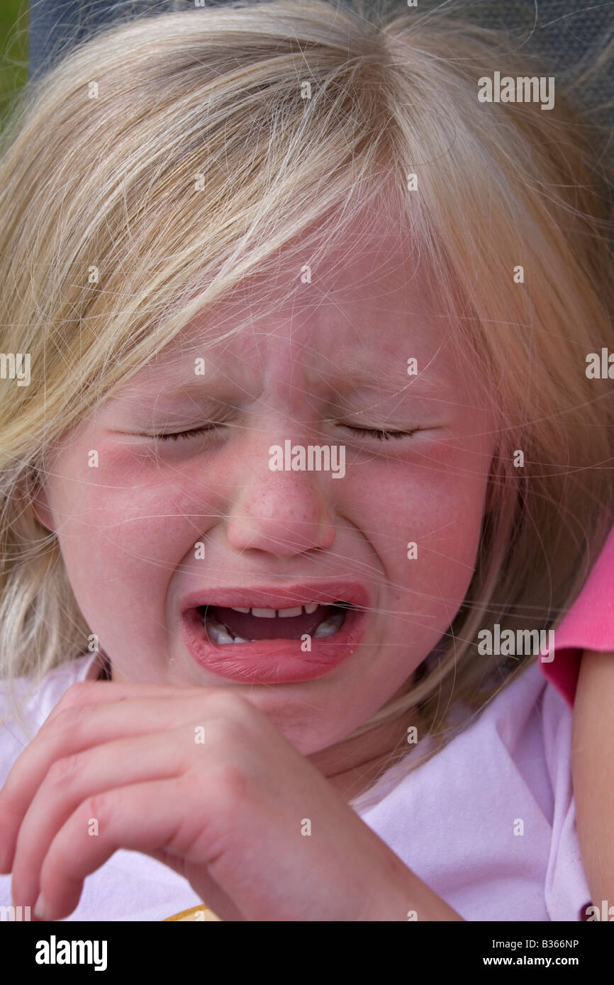 5 year old girl crying close up Stock Photo - Alamy