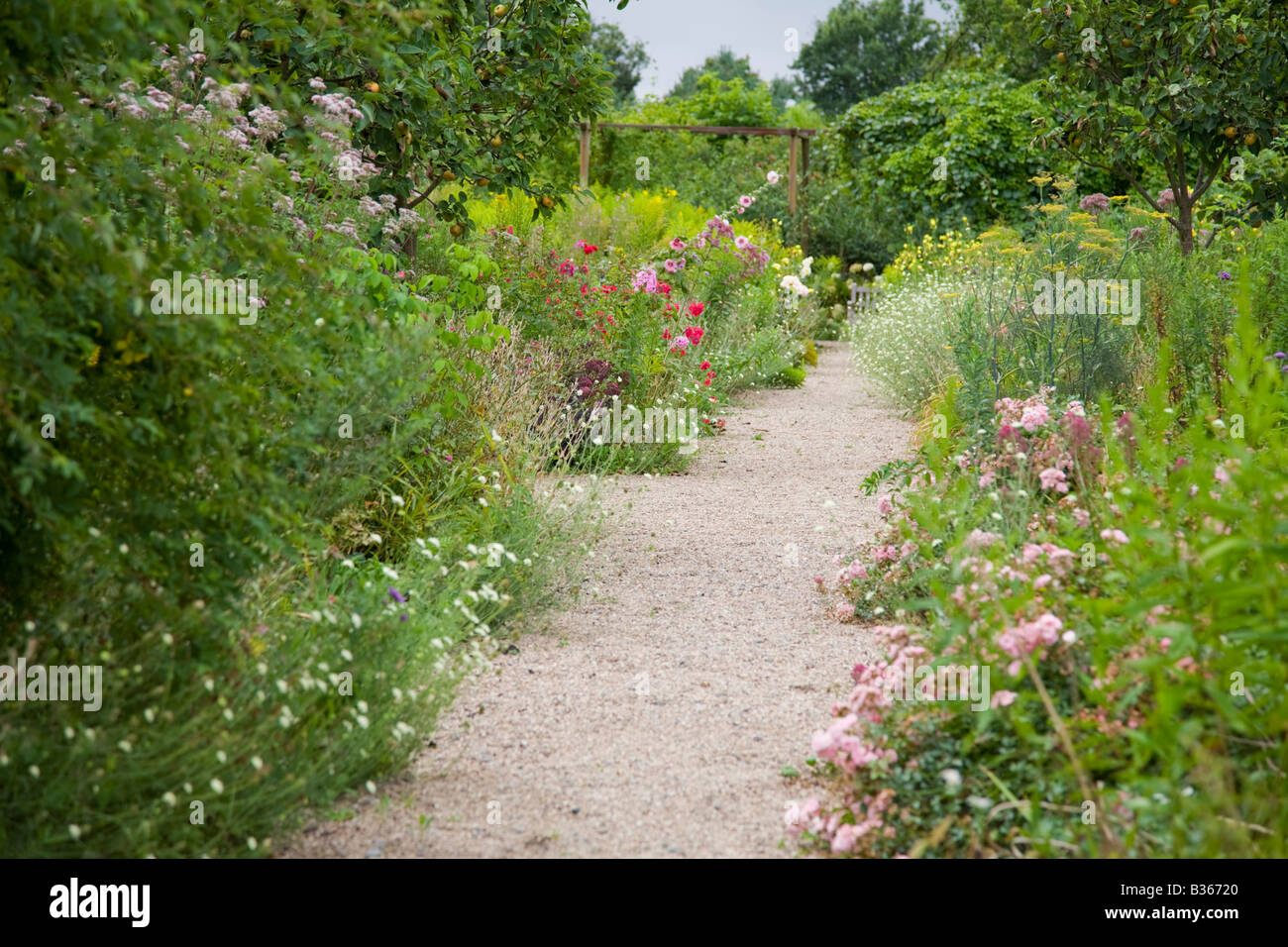 Pathway through borders hi-res stock photography and images - Alamy