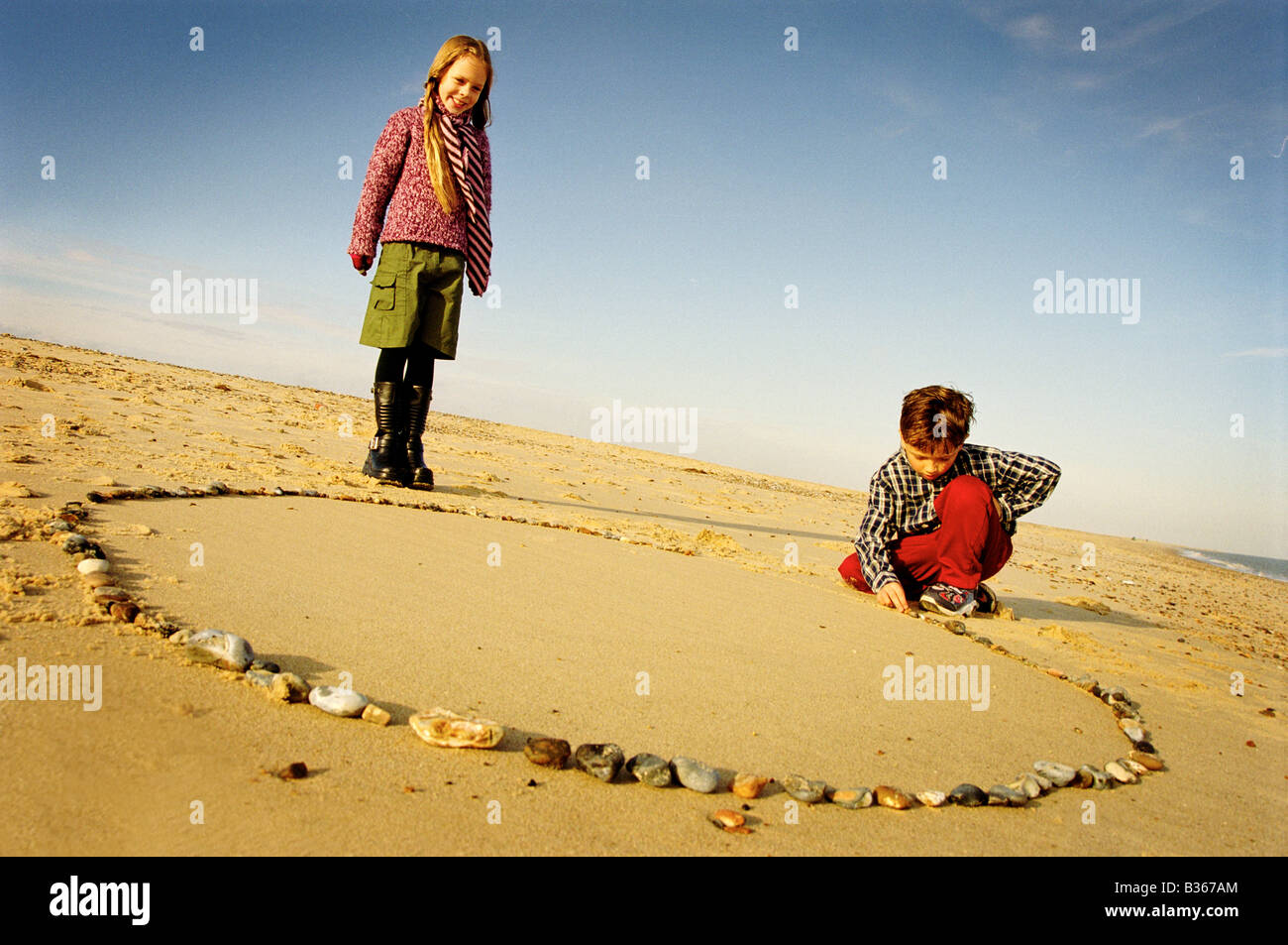 Kids making the circle hi-res stock photography and images - Alamy