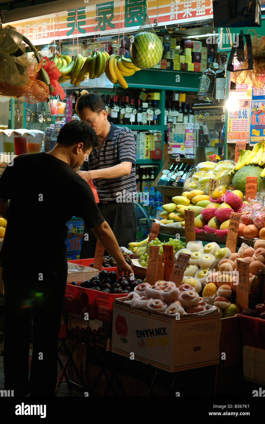 Man shops hi-res stock photography and images - Alamy