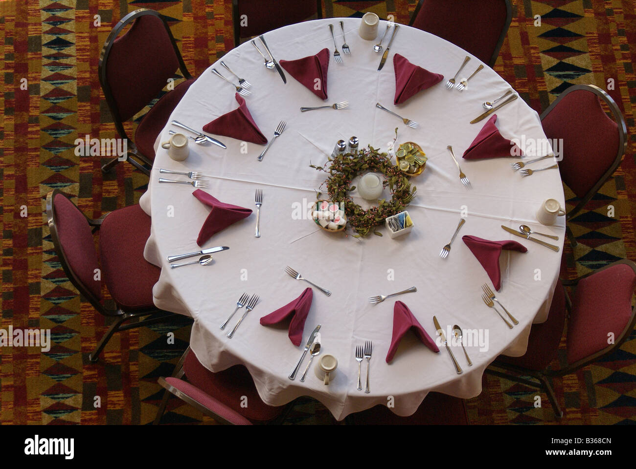 Round table place settings hi-res stock photography and images - Alamy