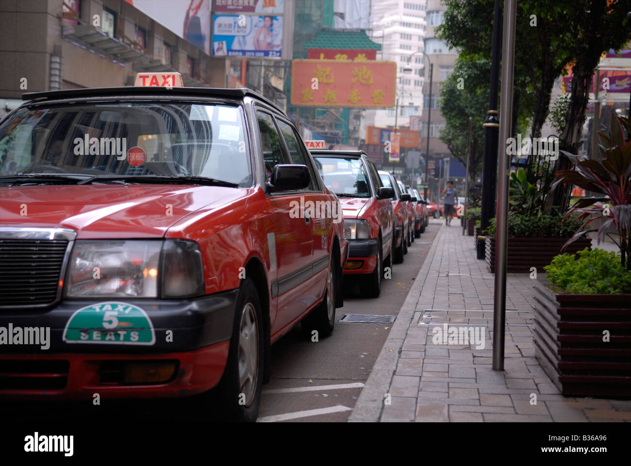 Long taxi queue outside a shopping centre Stock Photo - Alamy