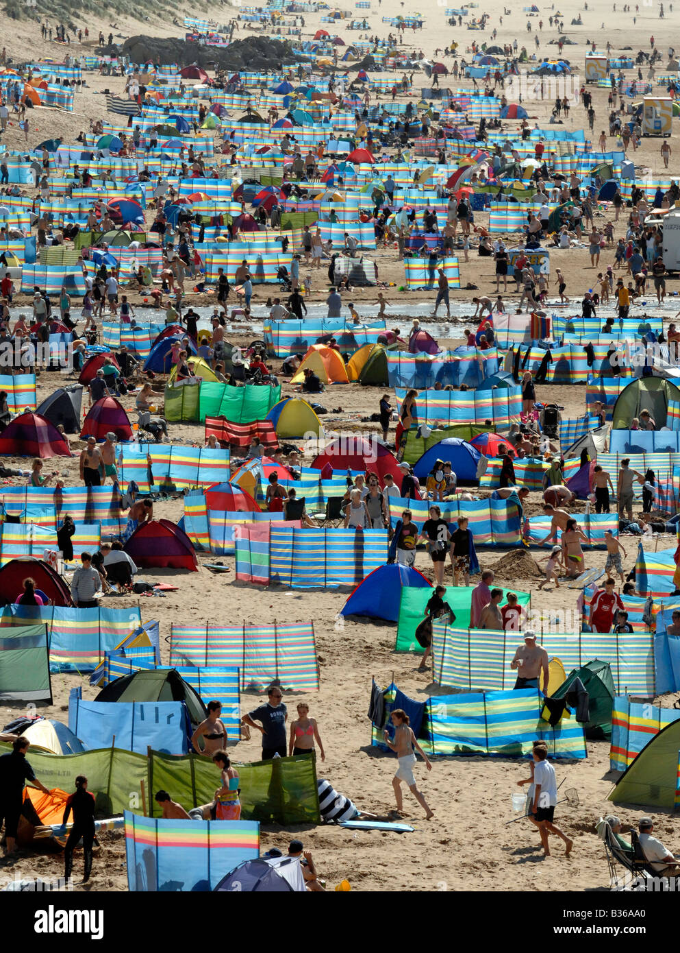 Crowded uk beach vertical hi-res stock photography and images - Alamy