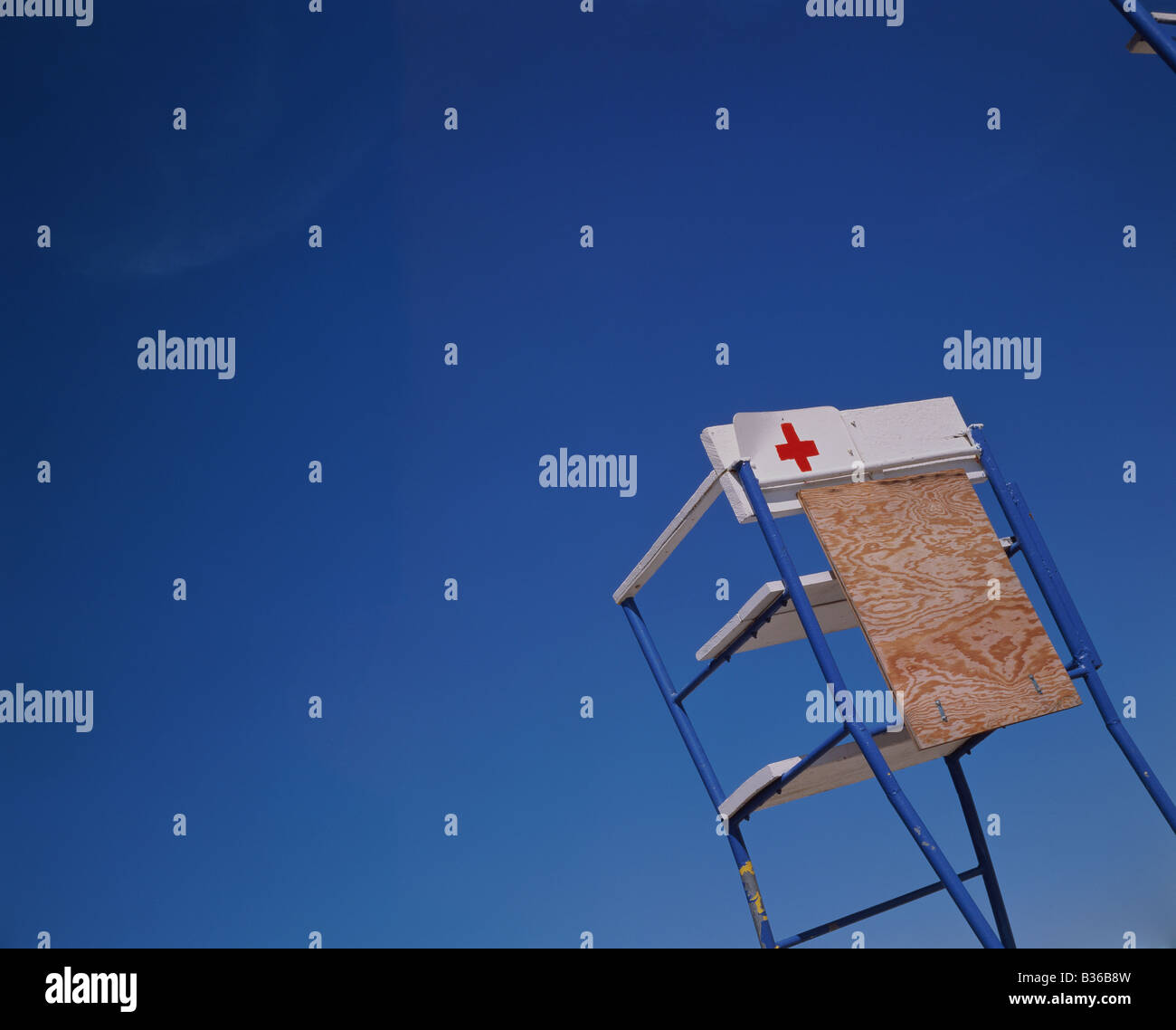 Empty lifeguard chair Stock Photo - Alamy