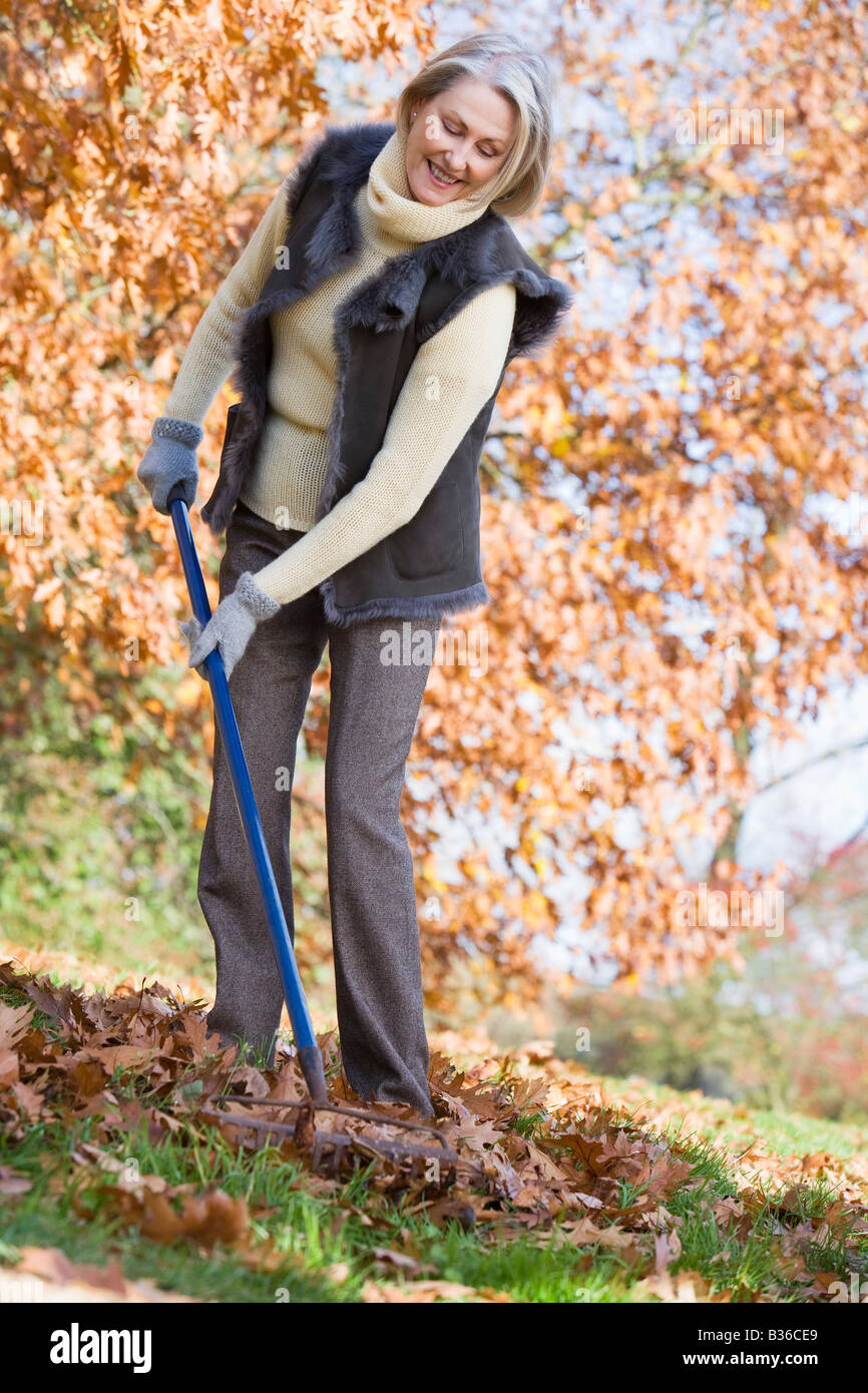 Raking leaves hi-res stock photography and images - Alamy