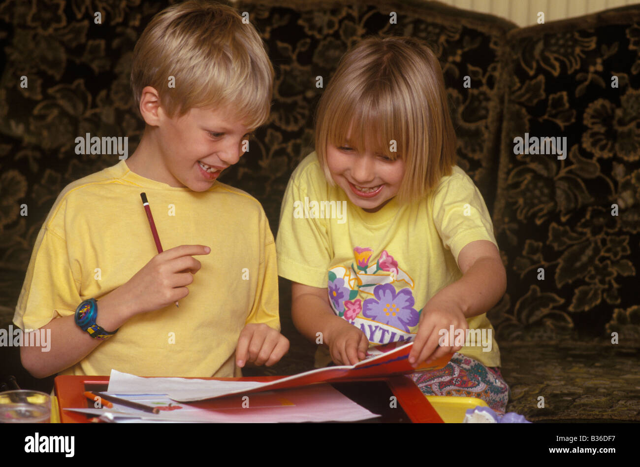 children writing drawing together Stock Photo - Alamy