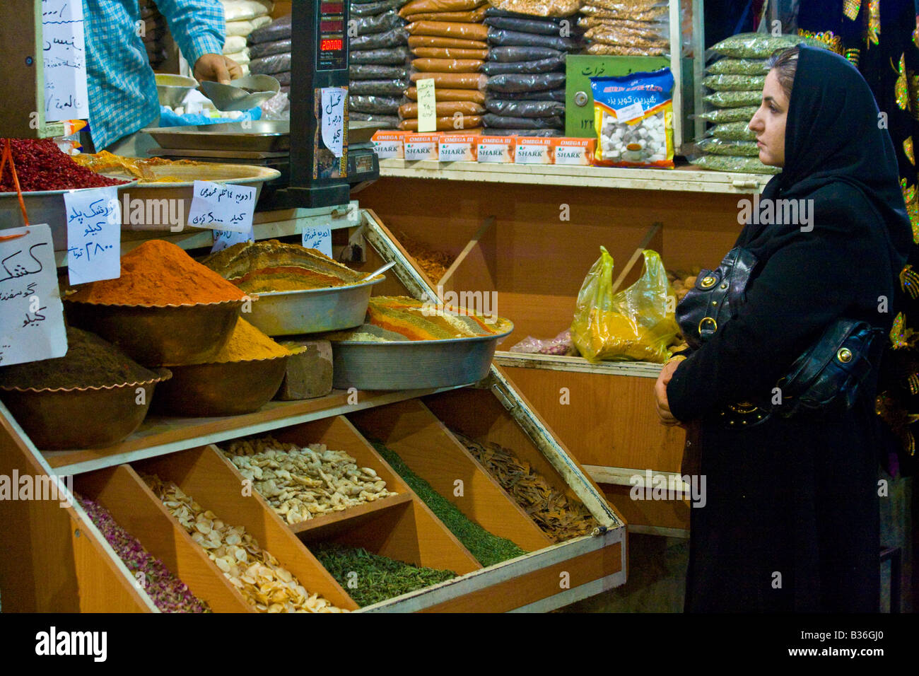 Iranian woman while shopping hi-res stock photography and images - Alamy