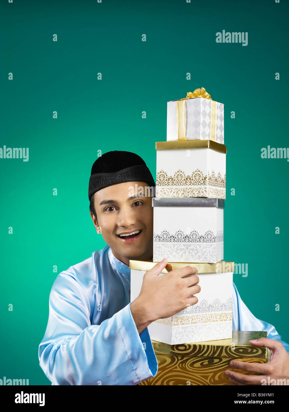Malay male celebrating hari raya hi-res stock photography and images ...