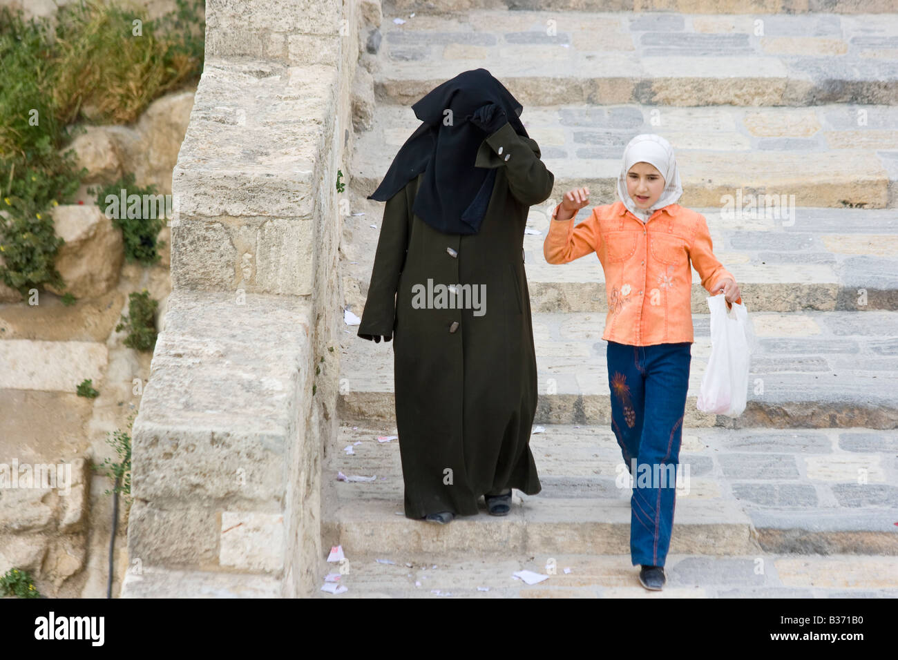 Islamic muslim woman wearing burqa hi-res stock photography and images ...