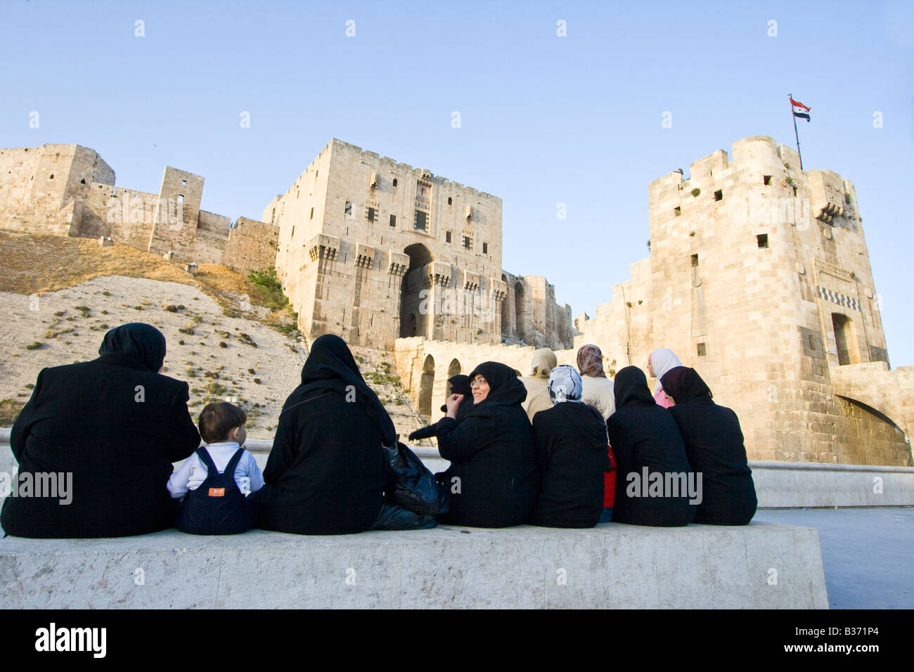 Syrian women in traditional clothing hi-res stock photography and ...