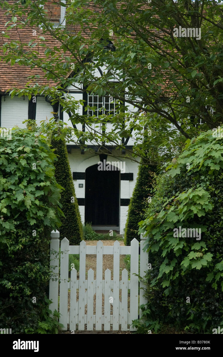 Country cottage gate hi-res stock photography and images - Alamy