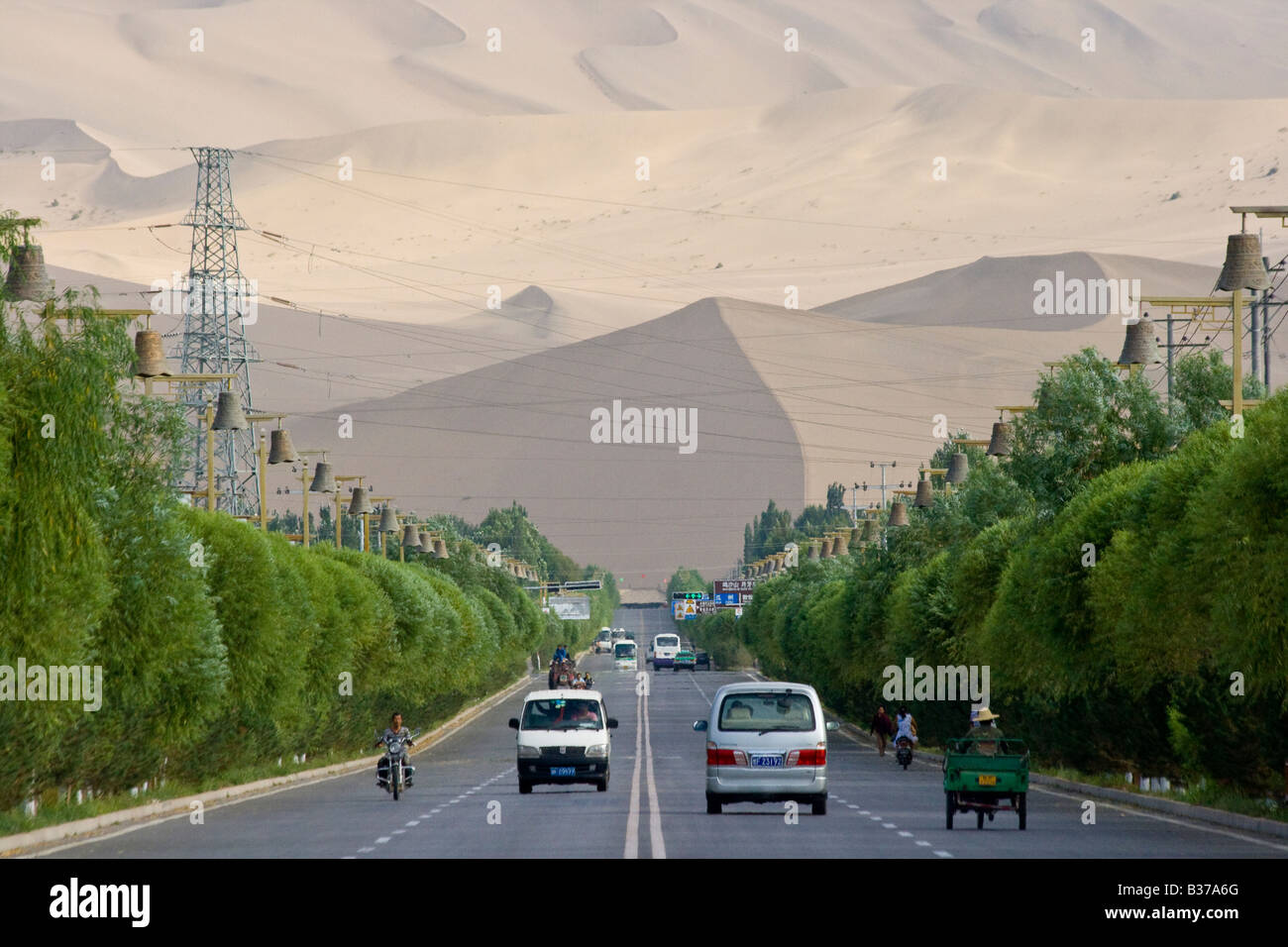 Singing Sands Mountain Sand Dunes in Dunhuang China Stock Photo - Alamy