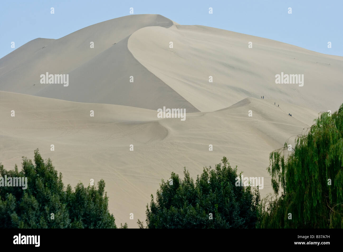 Singing Sands Mountain Sand Dunes in Dunhuang China Stock Photo - Alamy