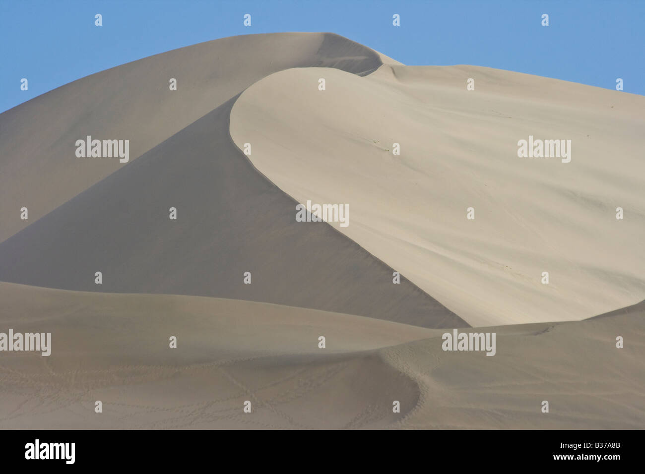 Singing Sands Mountain Sand Dunes in Dunhuang China Stock Photo - Alamy
