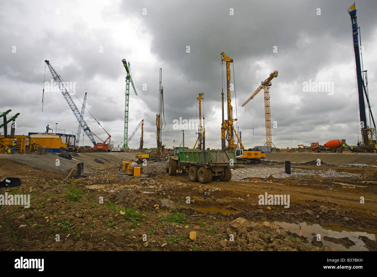 Piling crane hi-res stock photography and images - Alamy