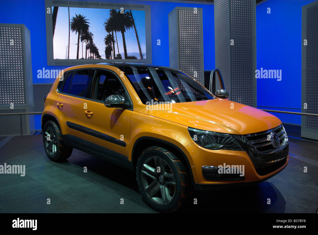 Volkswagens new SUV at the 2006 LA Auto Show Stock Photo - Alamy