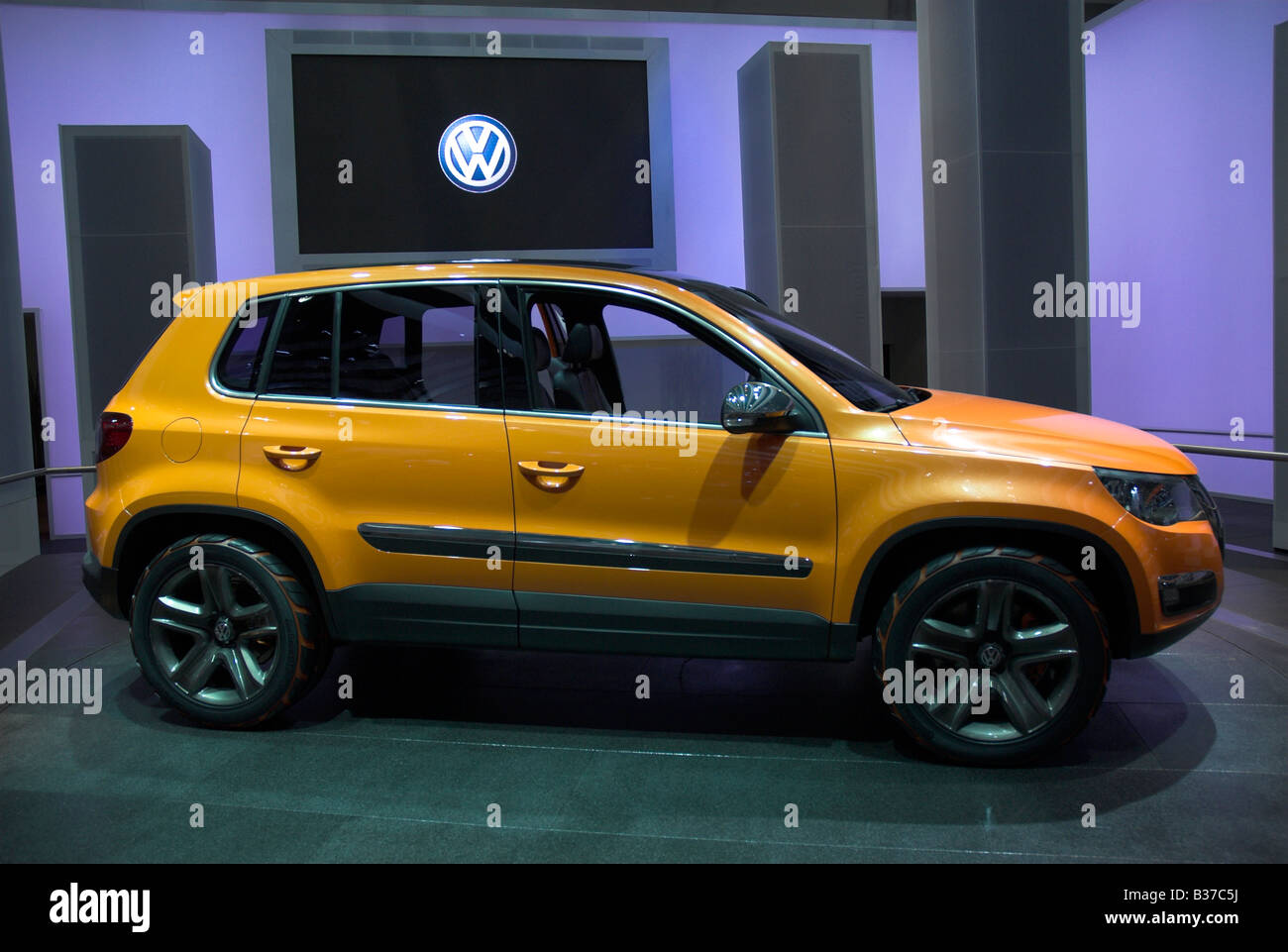 Volkswagens new SUV at the 2006 LA Auto Show Stock Photo - Alamy