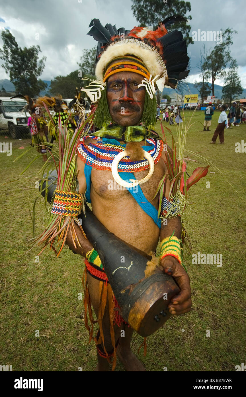 Goroka show dancing hi-res stock photography and images - Alamy