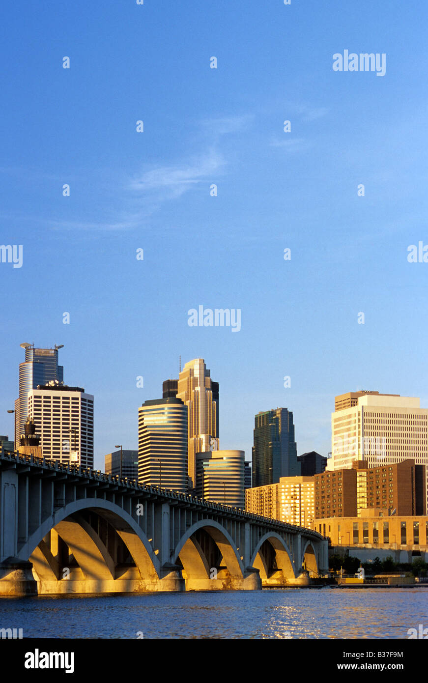 SKYLINE OF MINNEAPOLIS, MINNESOTA, THIRD AVENUE BRIDGE AND THE ...