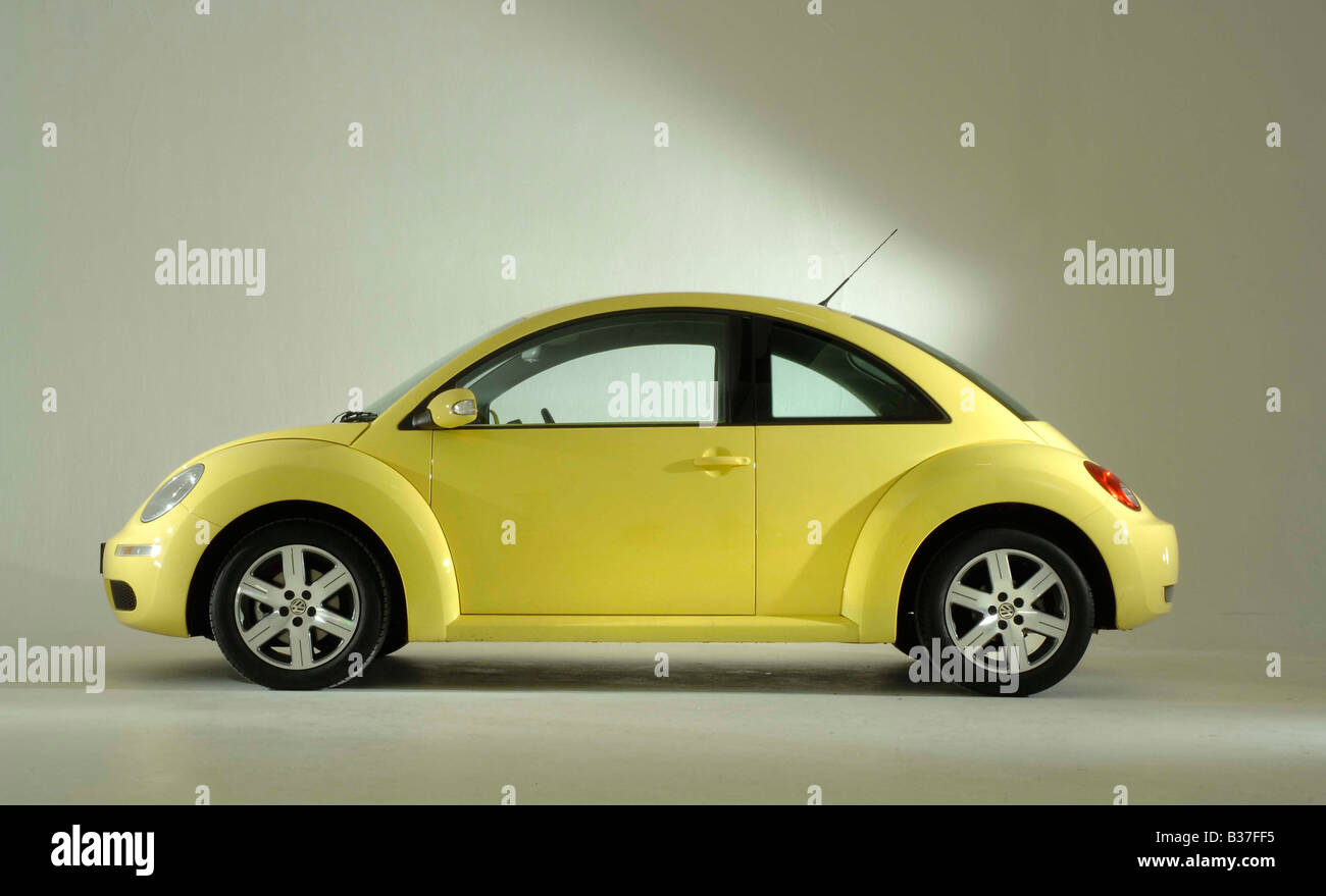 Yellow vw beetle car driving hi-res stock photography and images - Alamy