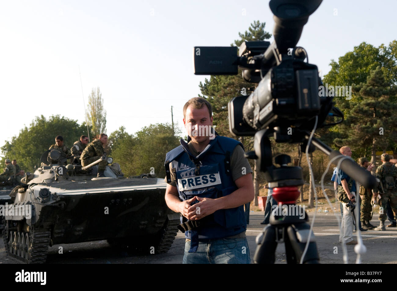 Reporter war zone hi-res stock photography and images - Alamy