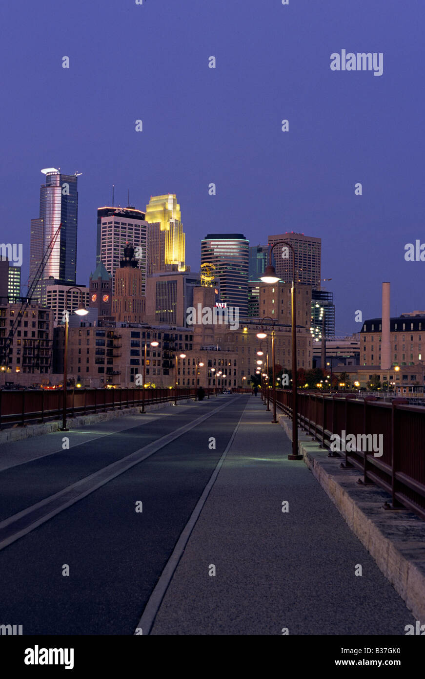 STONE ARCH BRIDGE OVER THE MISSISSIPPI RIVER AND SKYLINE OF MINNEAPOLIS ...