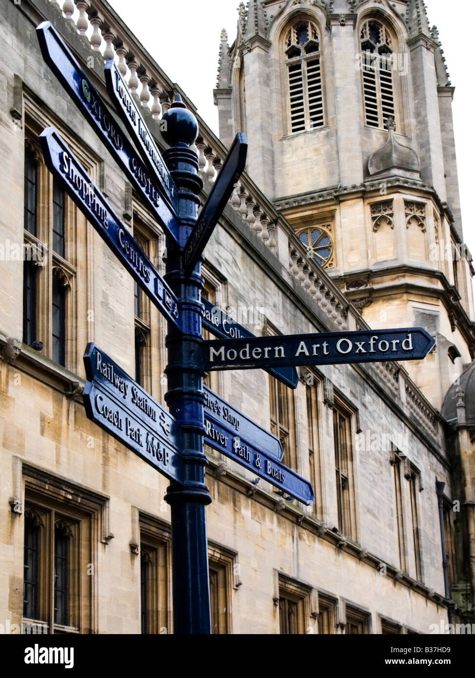Tourist signpost outside Christ Church, St Aldates, Oxford with Christ ...