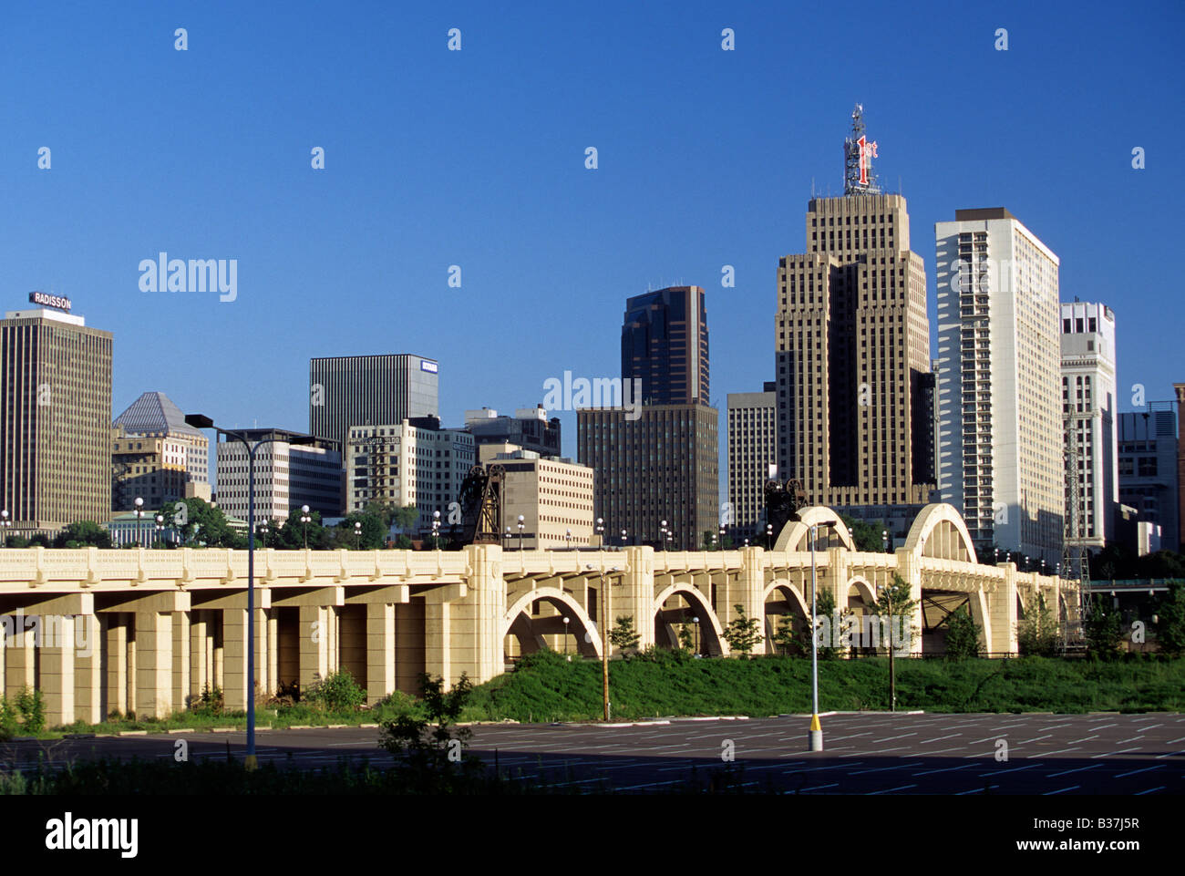 SKYLINE OF ST. PAUL, MINNESOTA AND THE ROBERT STREET BRIDGE OVER THE ...