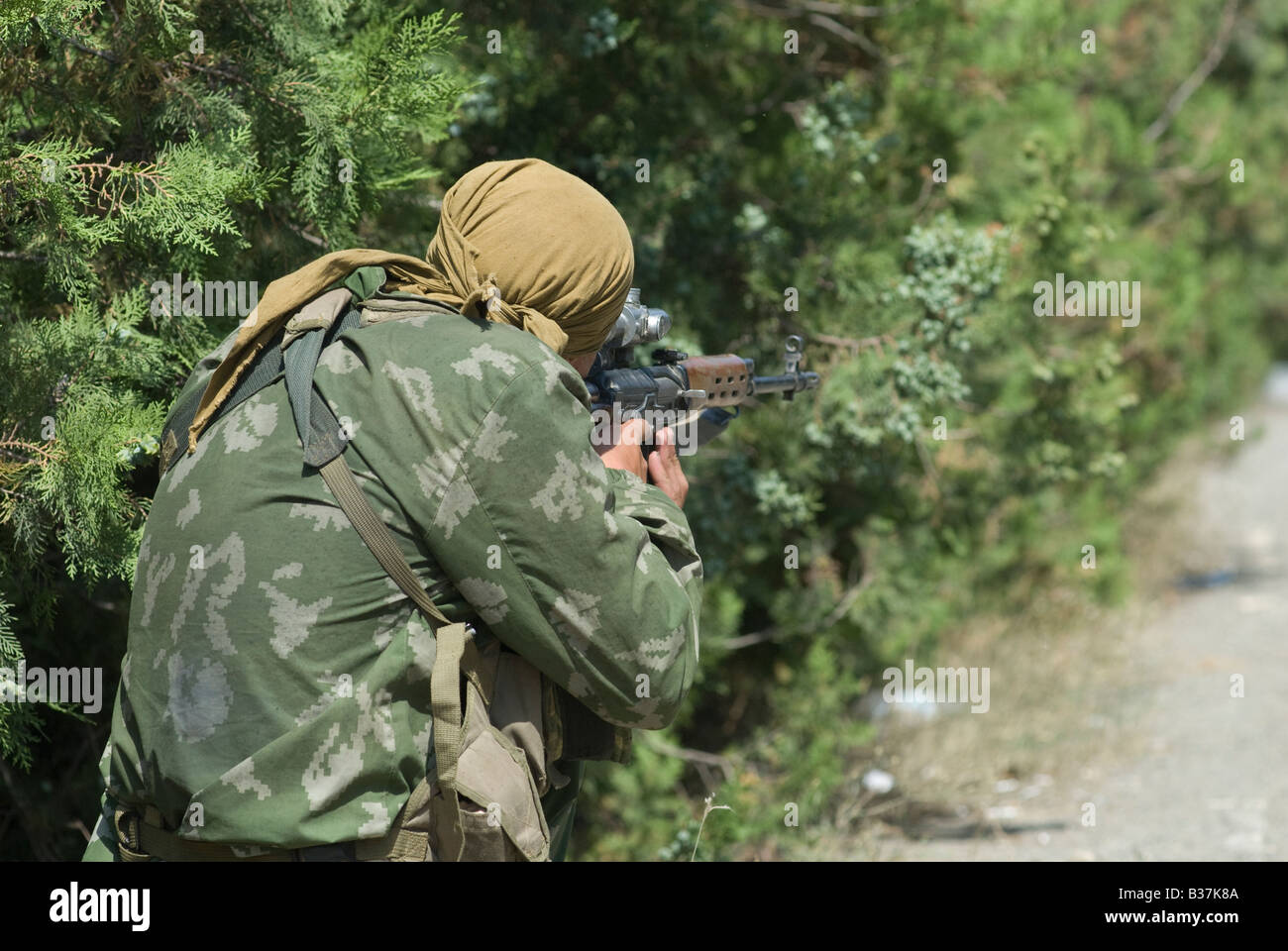 A Russian soldier shooting with Dragunov sniper rifle at Georgian ...