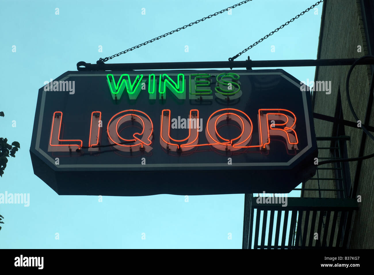 Wines and liquor neon sign Stock Photo - Alamy