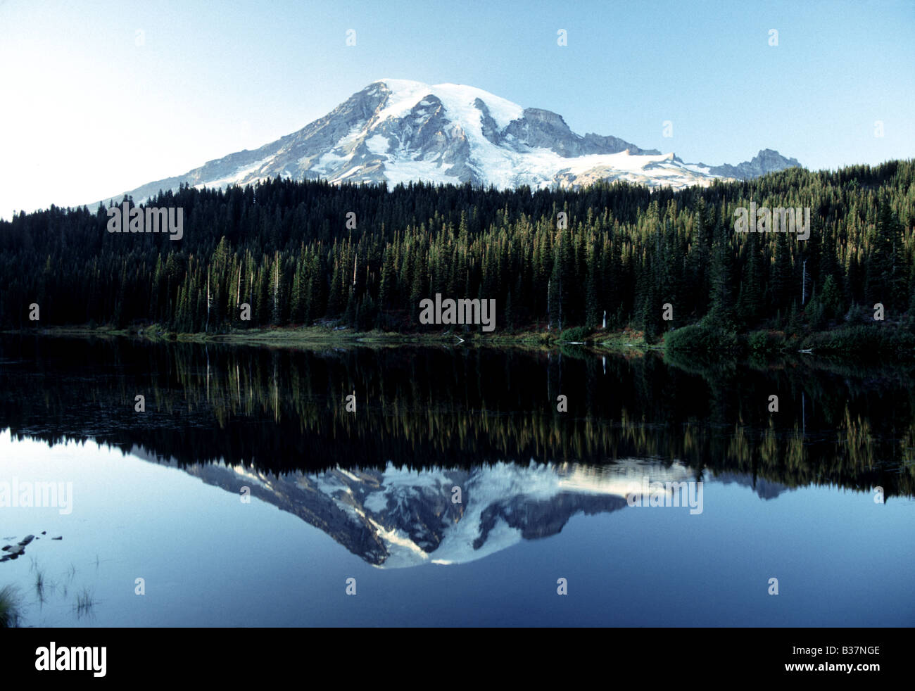 Reflecting pool cascade mountains clouds blue sky skye hi-res stock photography and images - Alamy